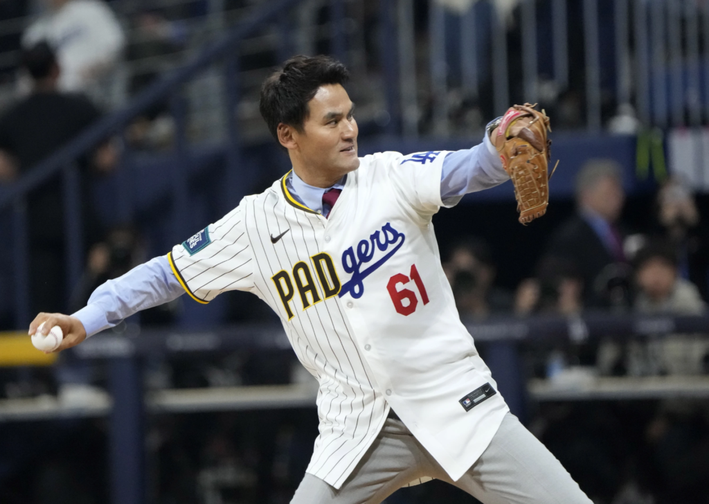Chan Ho Park, first Korean in MLB, throws ceremonial first pitch in ...