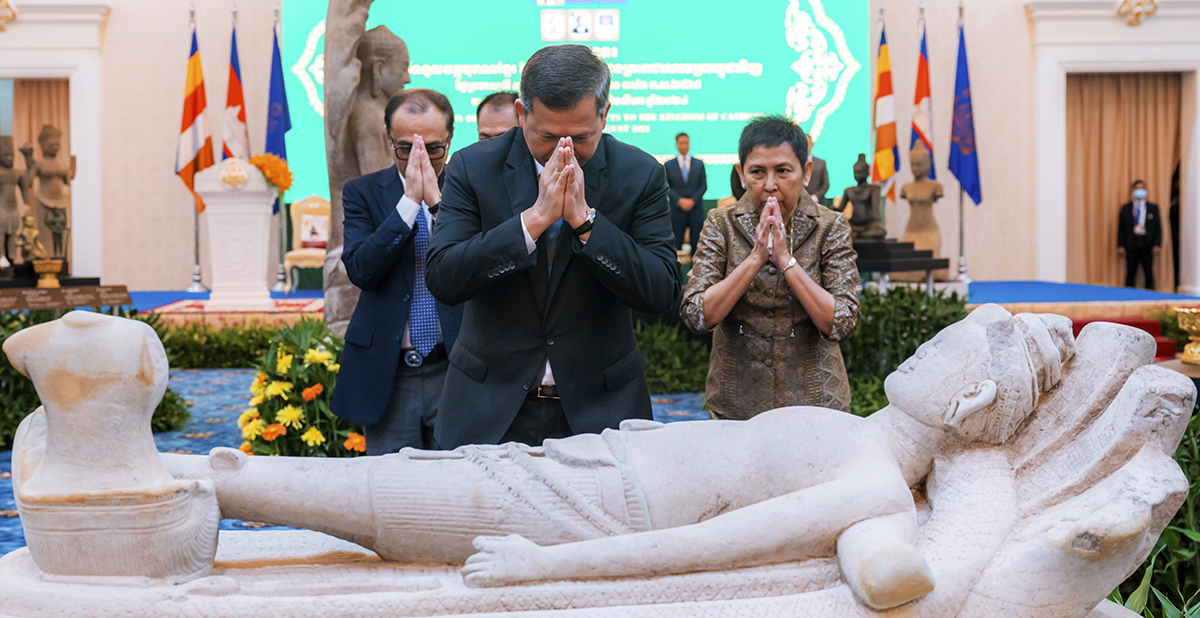 Cambodia’s prime minister welcomes artifacts returned by New York’s Met ...