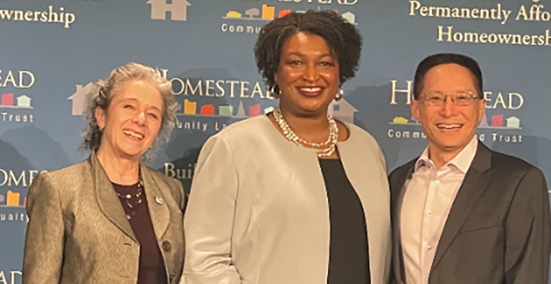 Stacey Abrams draws standing ovation at Seattle Town Hall event