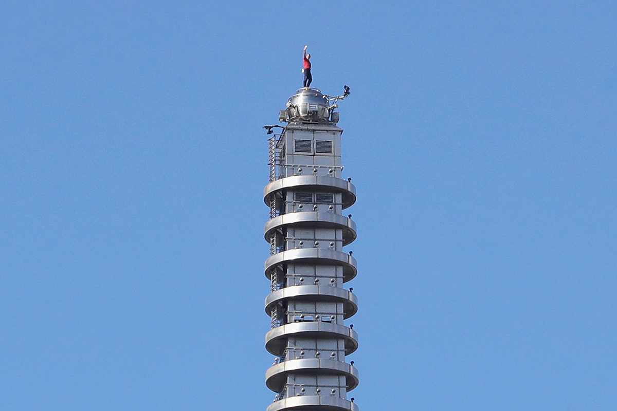 American rock climber Alex Honnold reaches top of Taipei 101 skyscraper ...